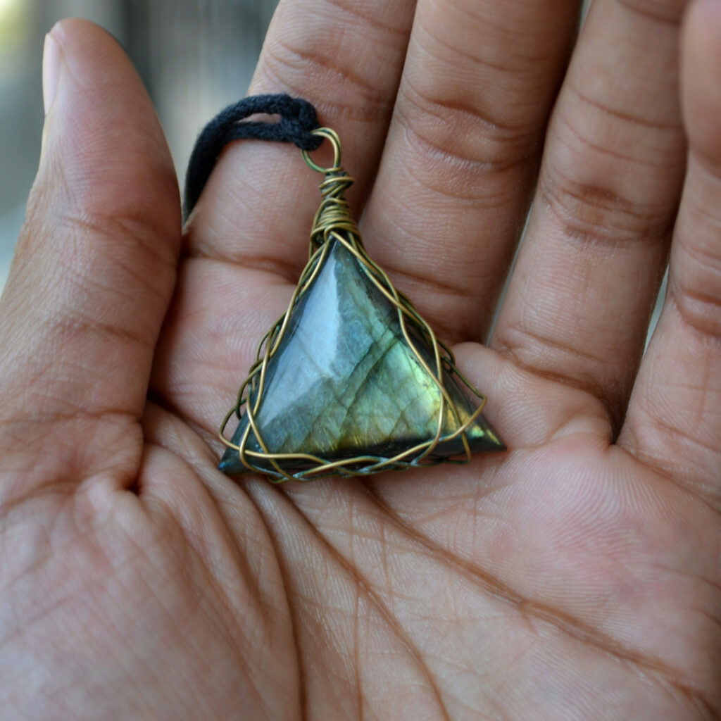 How to Tell if Labradorite is Real or Fake in 7 Easy Ways - Neocrystals ...