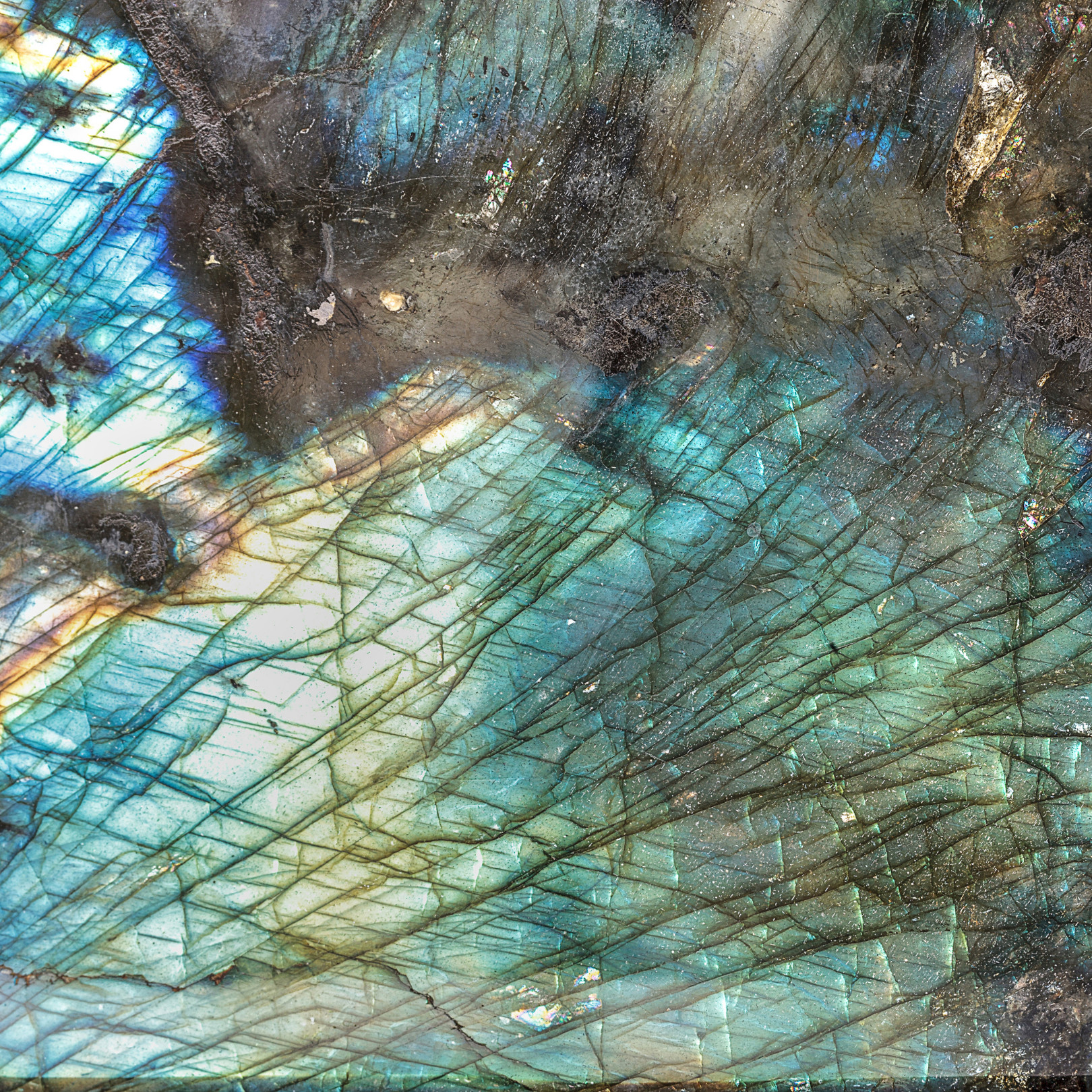 How to Tell if Labradorite is Real or Fake in 7 Easy Ways - Neocrystals ...