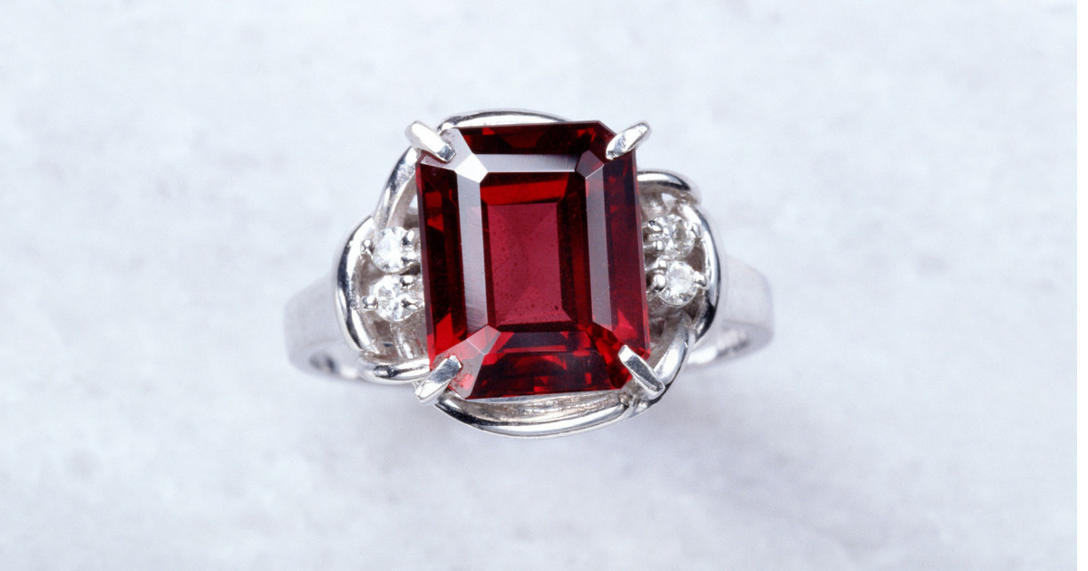 What Does Garnet Look Like?