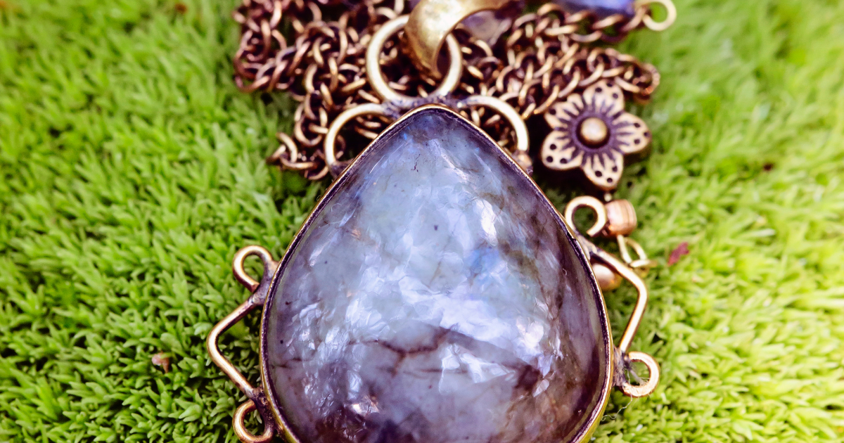 What are the Astrological Benefits of Purple Labradorite?