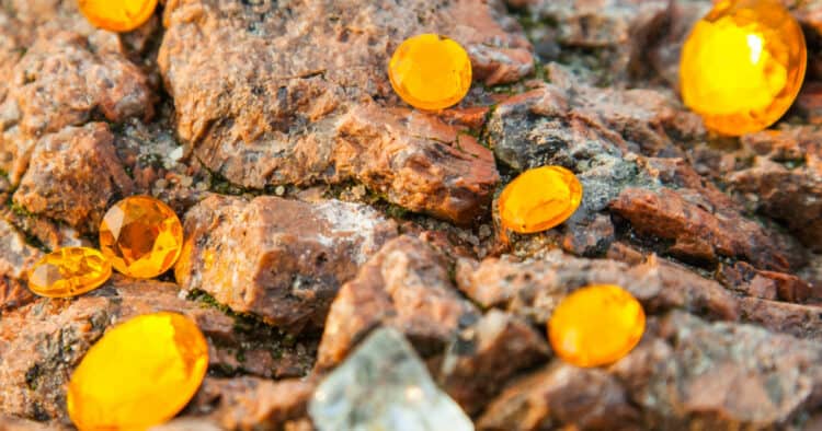 Yellow Topaz: Meaning, Healing Properties, Benefits and Uses